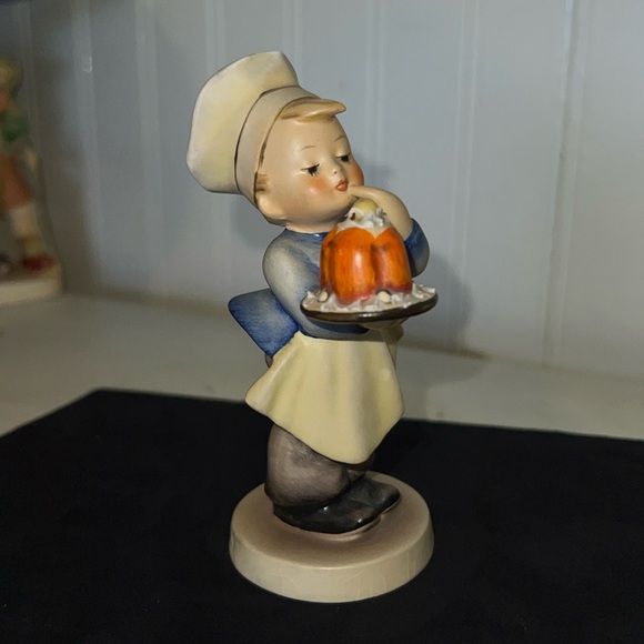 Hummel | Art | 977 Hummel The Baker Boy With Cake West Germany | Poshmark